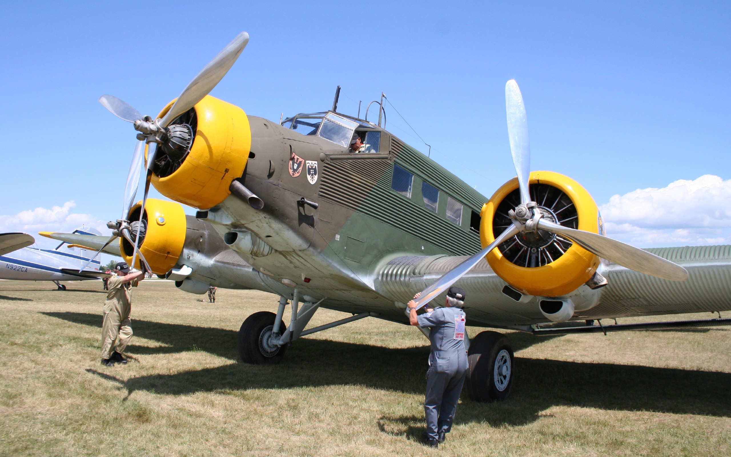 ATPM 12.06 - Desktop Pictures: EAA AirVenture - Fokker Trimotor